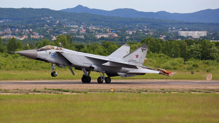 Russia’s MiG-31 Foxhound warns NATO with supersonic power