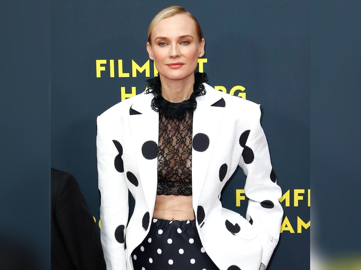 Diane Kruger in schwarz-weisser Punkt-Kombi beim Filmfest Hamburg