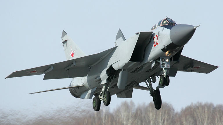 Russia’s MiG-31 Foxhound warns NATO with supersonic power