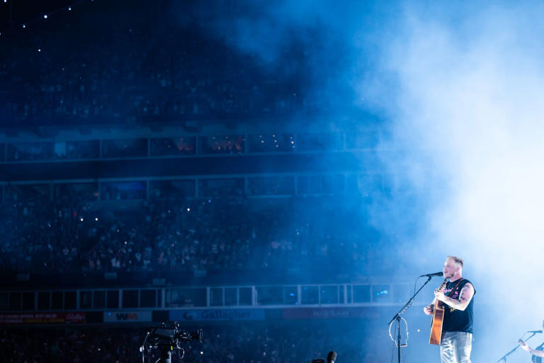 Country singer sets new record for largest ticketed concert in US history