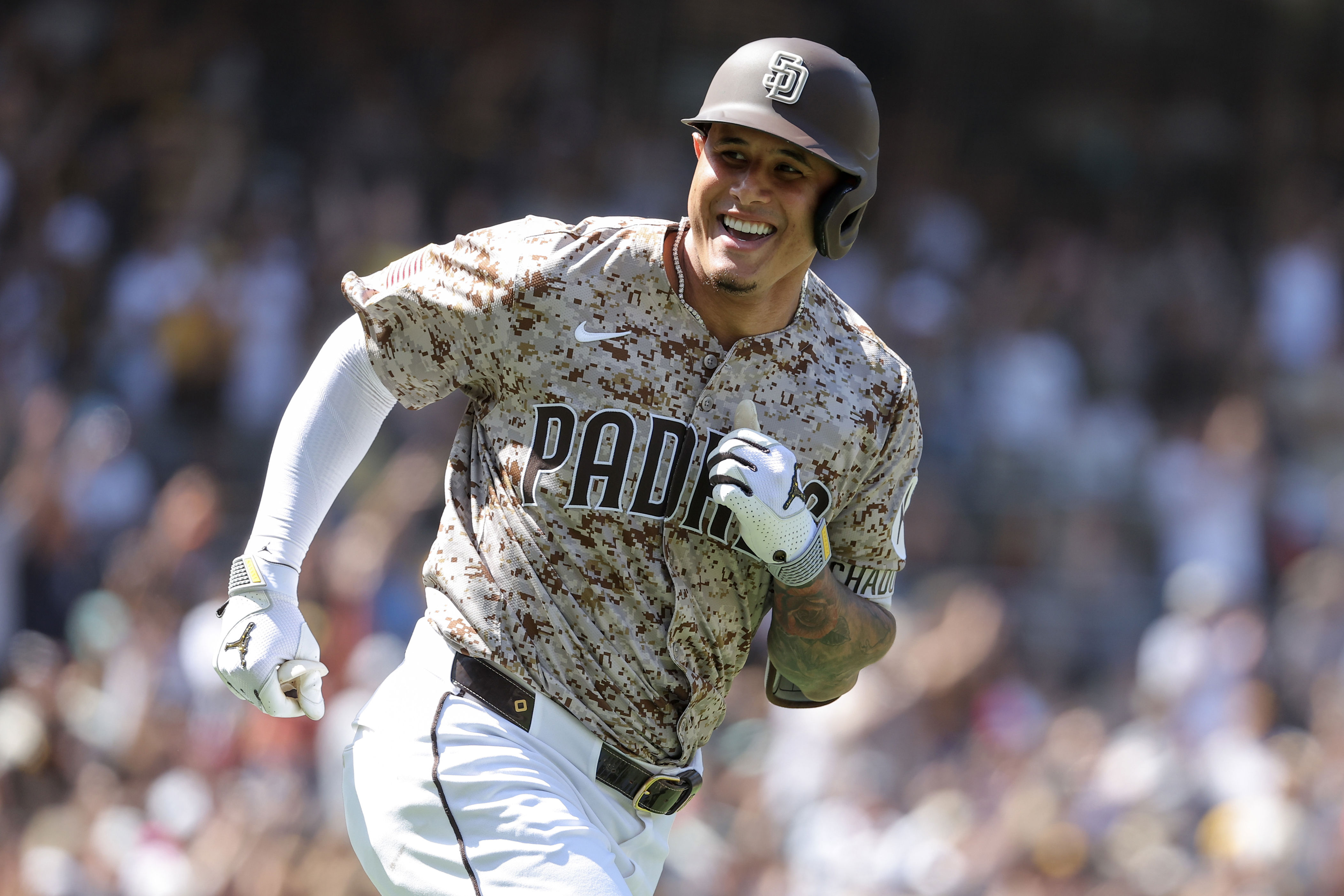 Padres sweep Diamondbacks, set new Petco Park attendance record