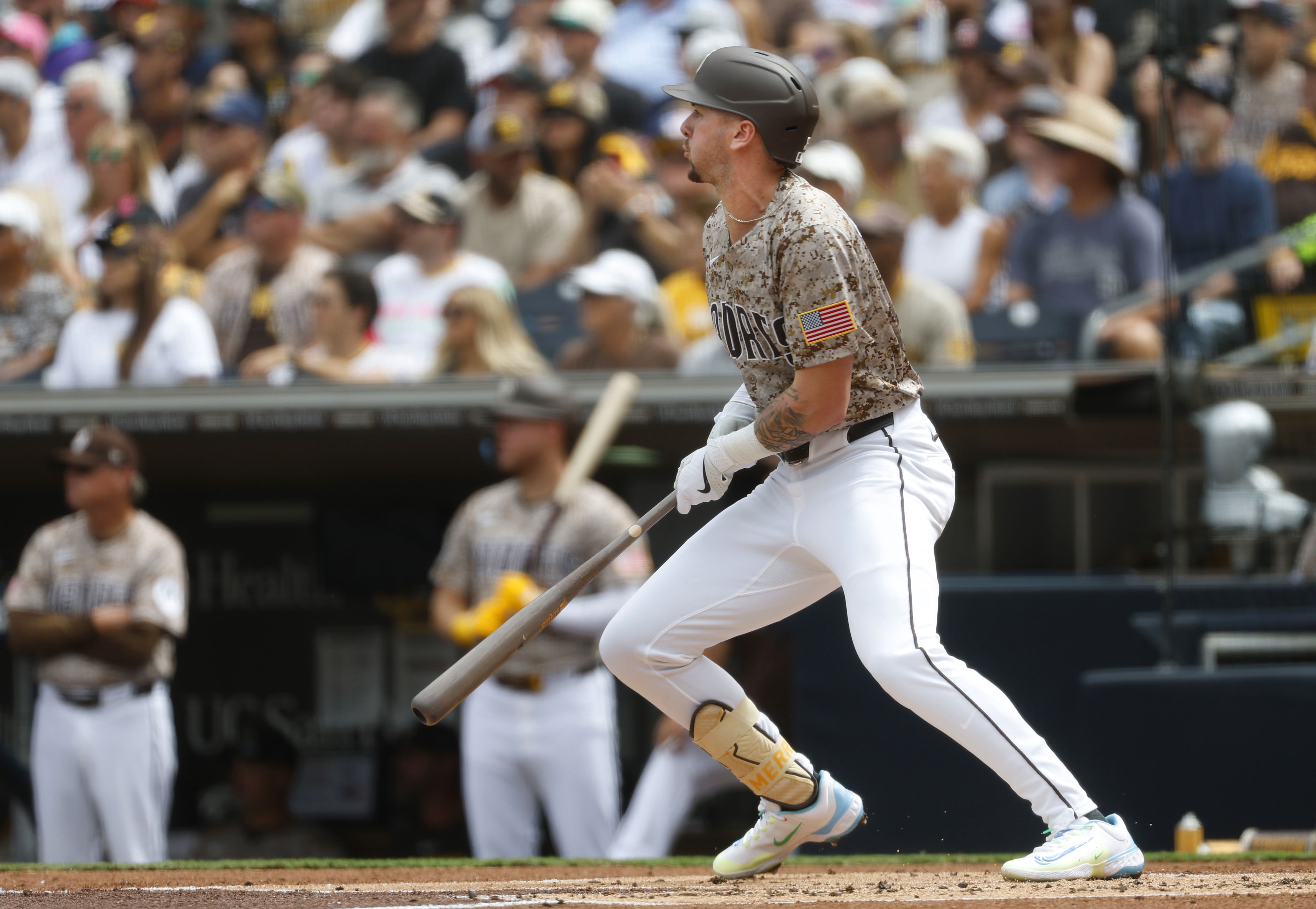Padres complete sweep of Diamondbacks, reach 90 wins
