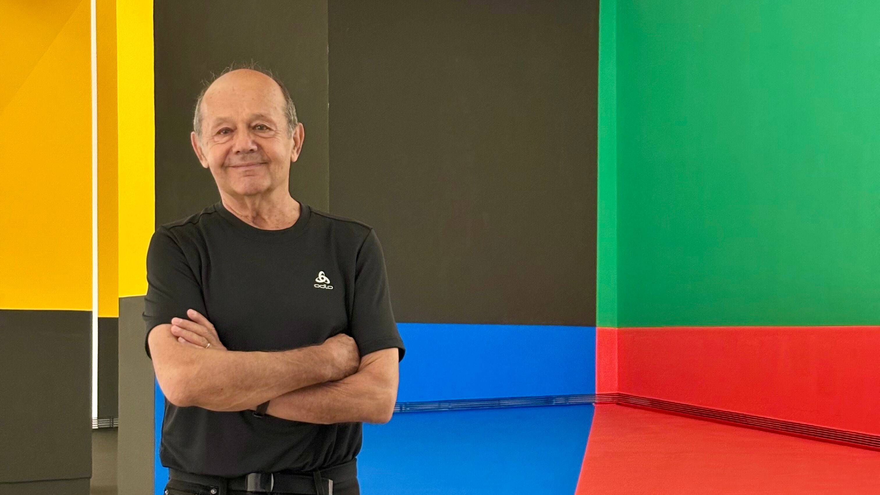 3D Space Transformed into 2D Illusion by Hand