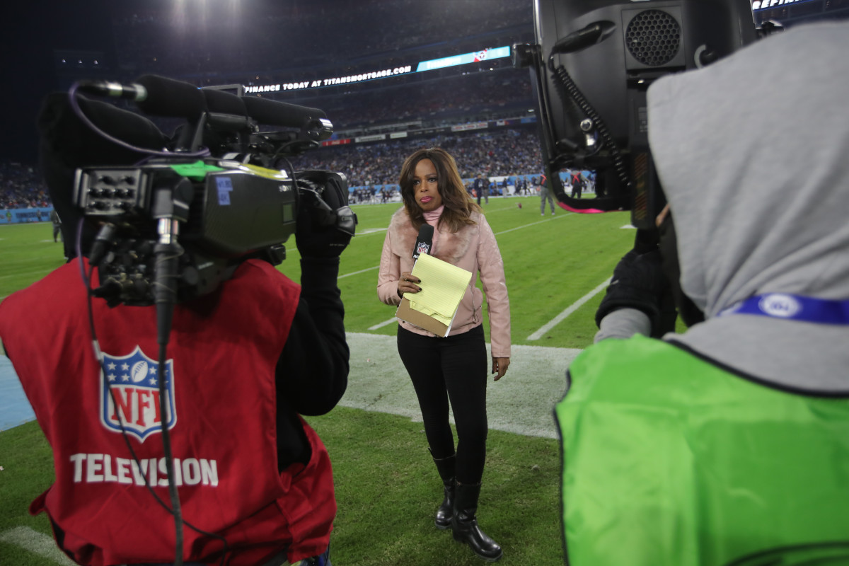 Veteran NFL Sideline Reporter Sparks Concern On Sunday