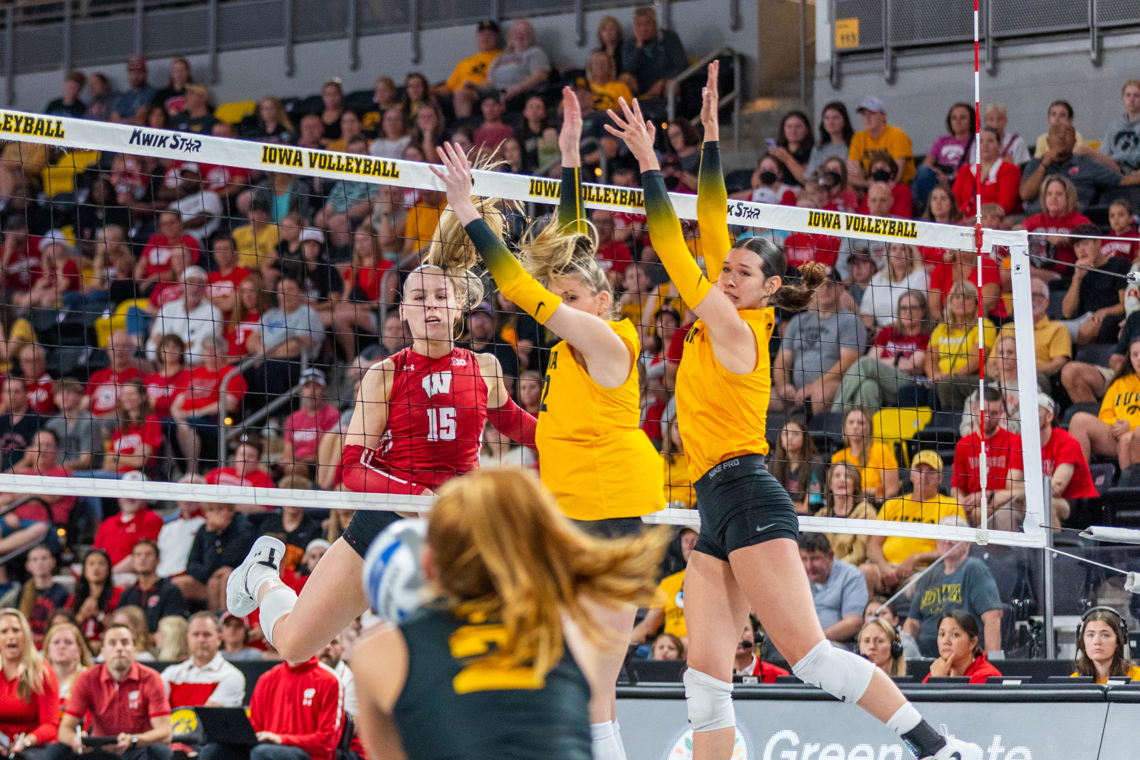 What makes Wisconsin outside hitter Mimi Colyer so hard to stop? Two ...