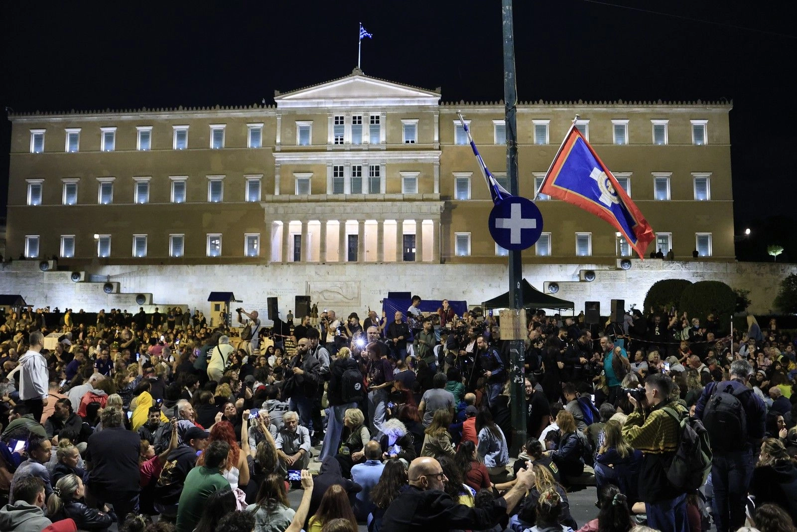 Τέμπη: Ο κόσμος στο πλευρό του Πάνου Ρούτσι – “Βρίσκομαι εδώ γιατί δεν ...