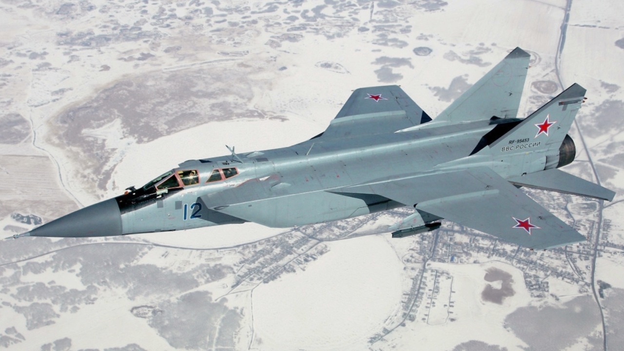 Russia’s MiG-31 Foxhound warns NATO with supersonic power