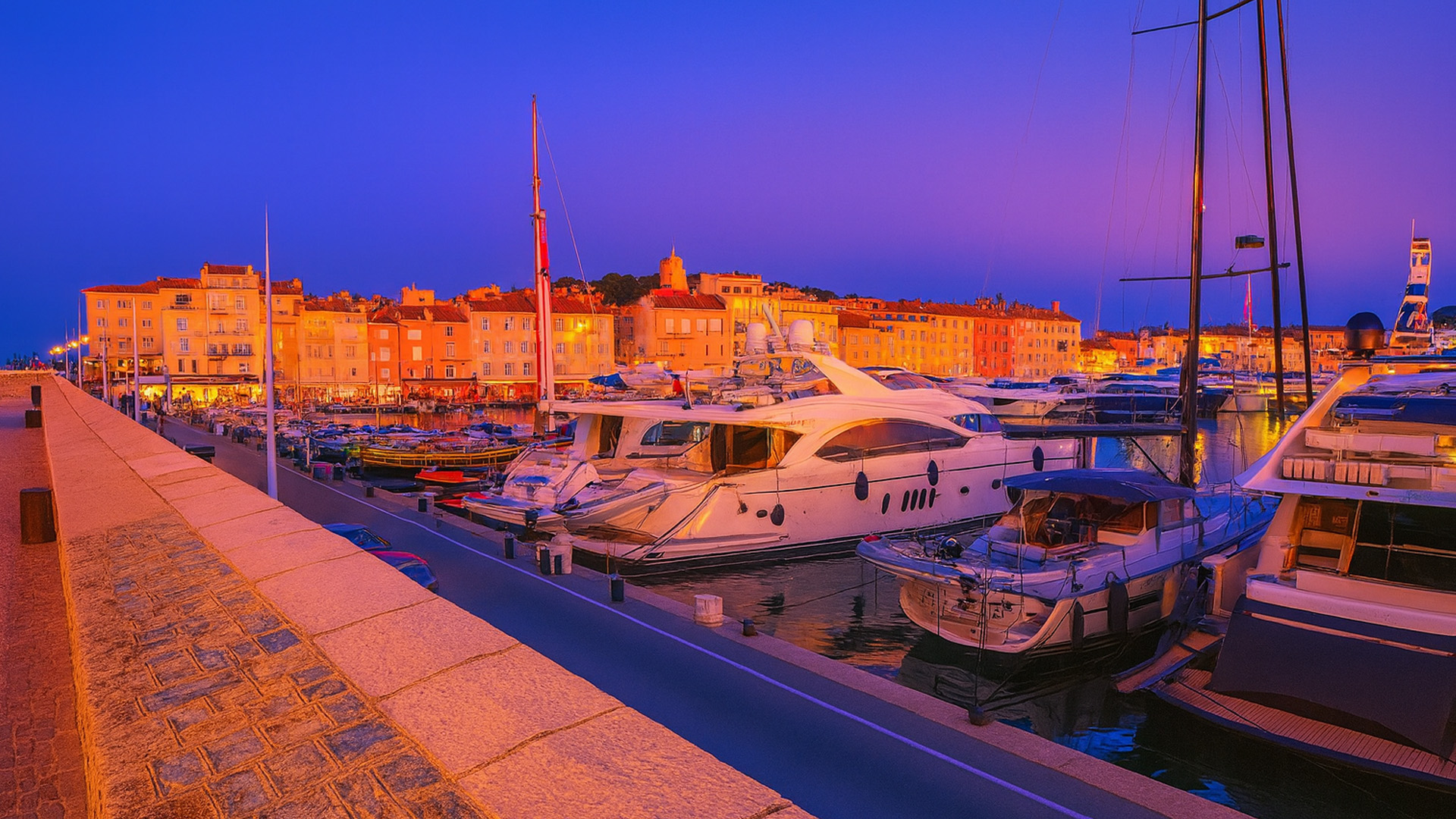 Saint-Tropez, França – Passeio Noturno no Famoso Porto em 4K