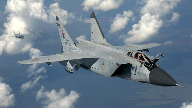 Russia’s MiG-31 Foxhound warns NATO with supersonic power