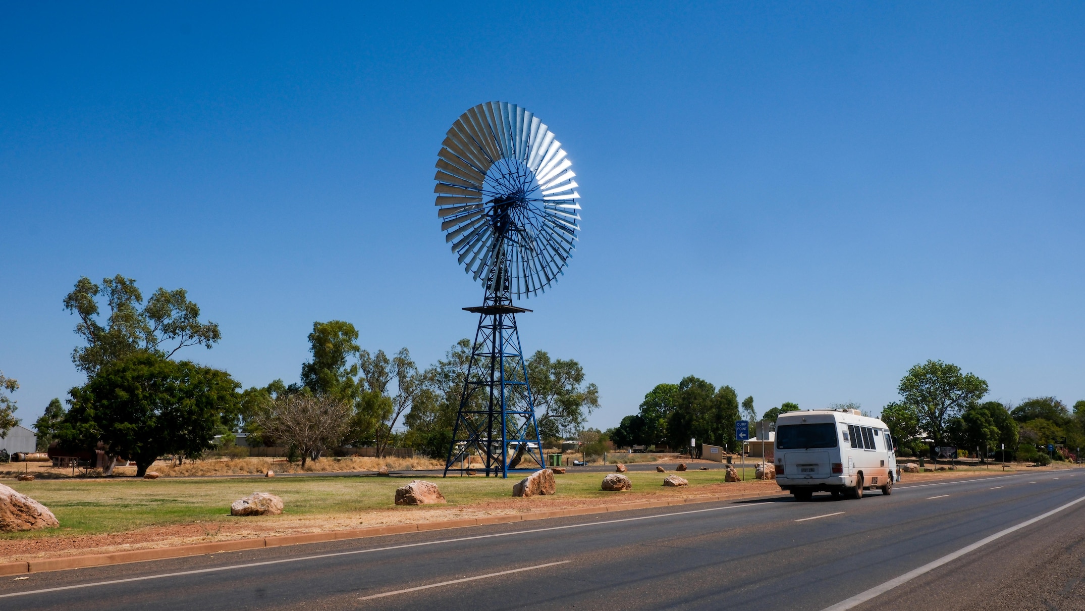 Outback temperatures near 40C as Queensland school holidays continue