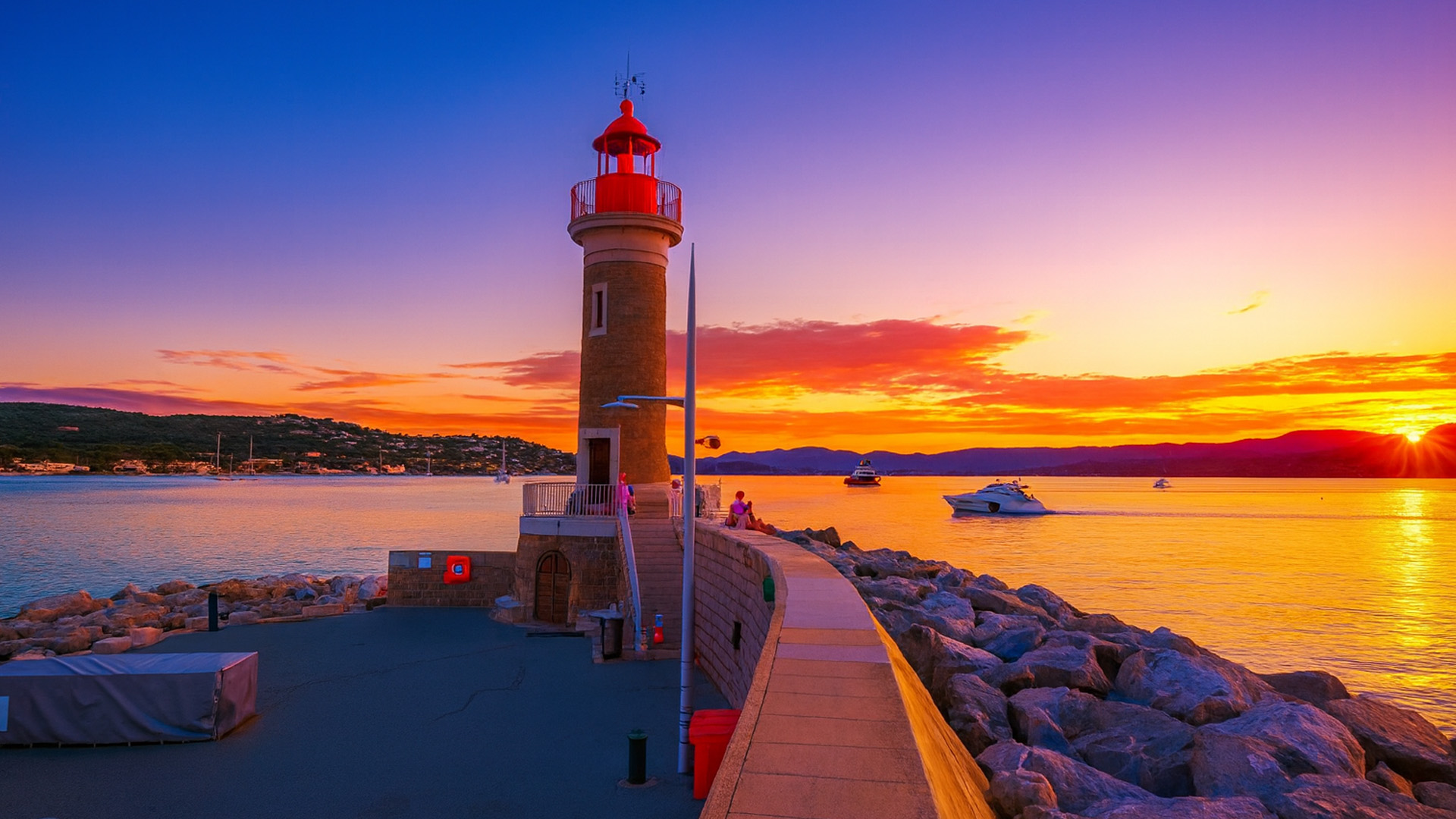 Porto de Saint-Tropez – Passeio Noturno pela Riviera Francesa em 4K