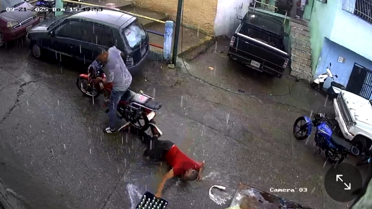 Drunk man falls with beers while trying to ride motorcycle in Caracas ...