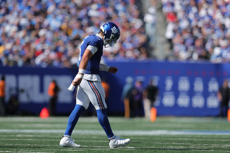 Jaxson Dart exits field during Giants game, clears concussion protocol. Russell Wilson enters