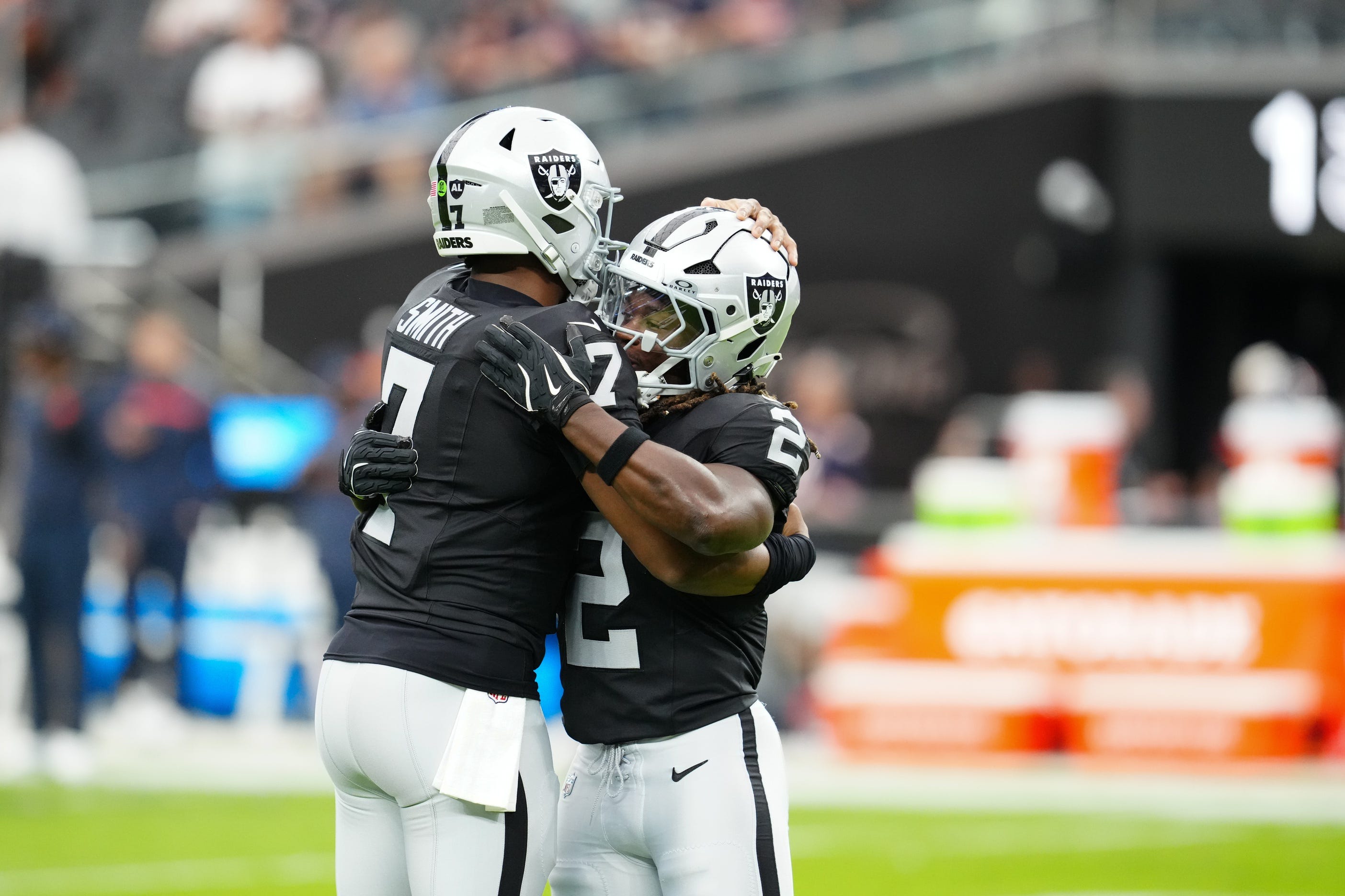 Geno Smith throws first TD pass with Raiders to someone other than Tre ...