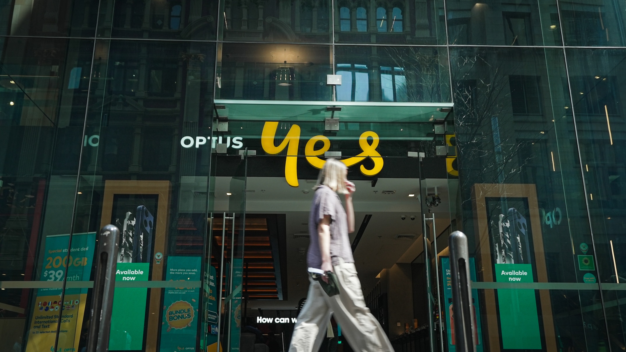 Optus owner Singtel awards employee big bonus as triple-0 crisis deepens