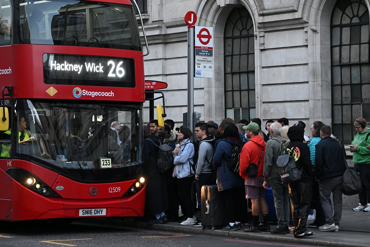 London travel news LIVE: Over 350 bus workers striking while M25 ...