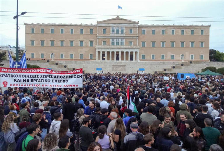 Οι εικόνες αλληλεγγύης που τόσο έχουμε ανάγκη: Το Σύνταγμα «ούρλιαξε ...