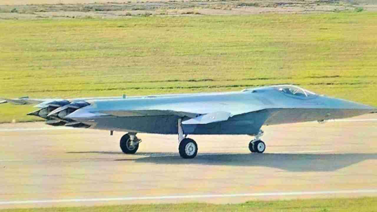 Leaked images show detailed view of China’s tailless stealth fighter J-XDS