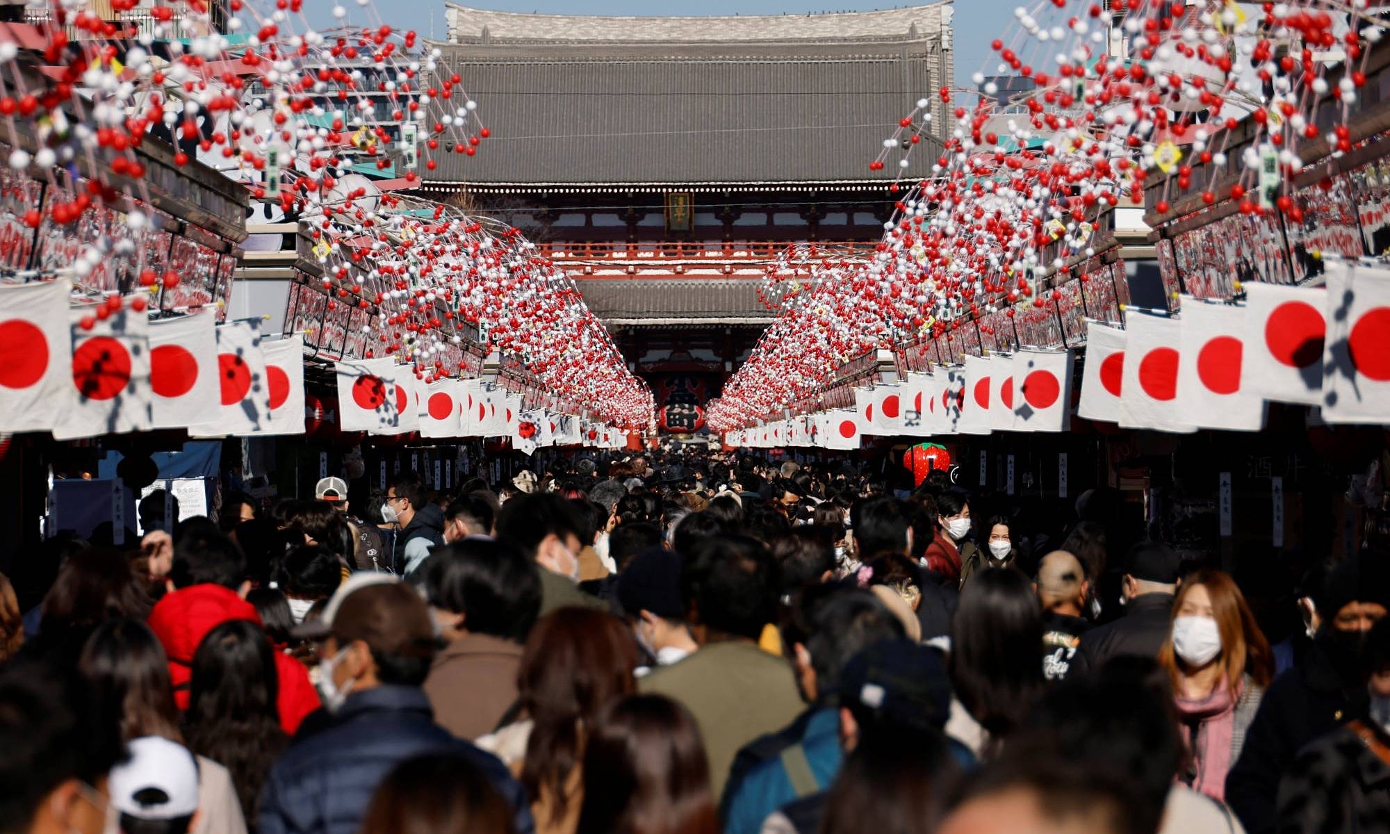 Chinese tourist with injured arm climbs cliff to save drowning woman in ...