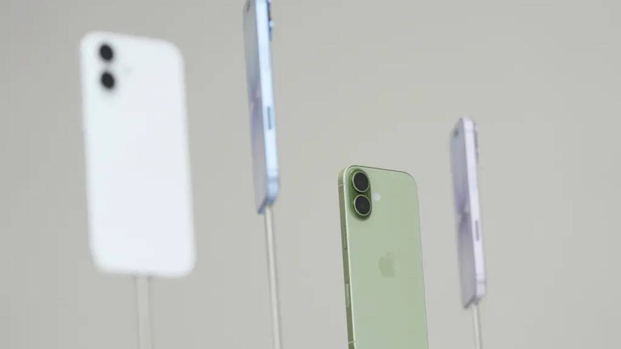 Apple Intelligence Bug Hits Some iPhone 17 Models, Fix Rolling Out Soon ...