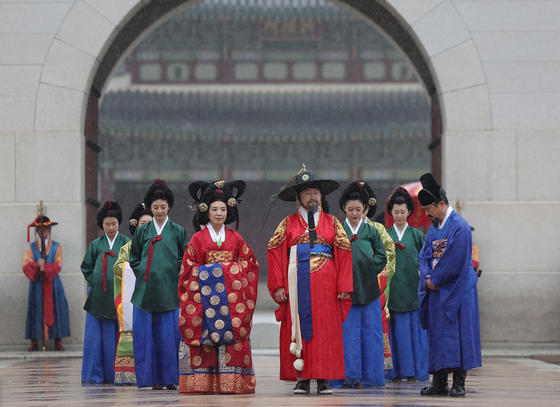 Royal road trip: Participants brave rain to reenact King Jeongjo's 1795 ...