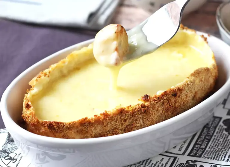 Breaded caprice des dieux cheese with potatoes, the viral recipe cooked ...