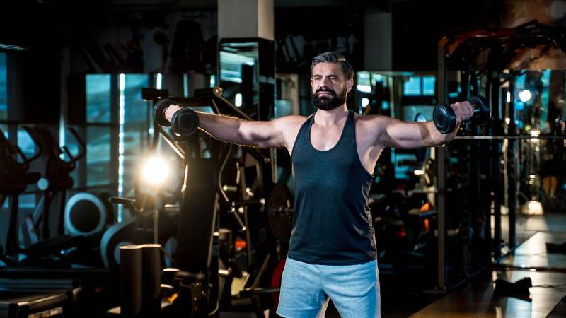 Intensives Krafttraining: Seitheben: So formst du breite und starke ...