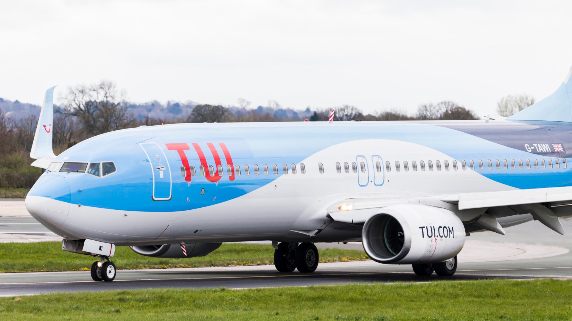 Tui Flight Diverts to Birmingham After Bird Strike