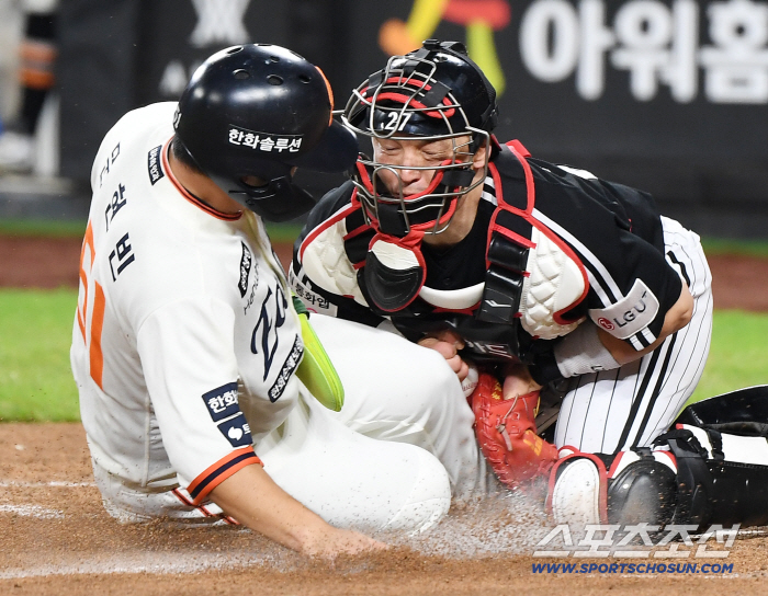 Park Dong-won's obstruction of running base and Moon Hyun-bin scored