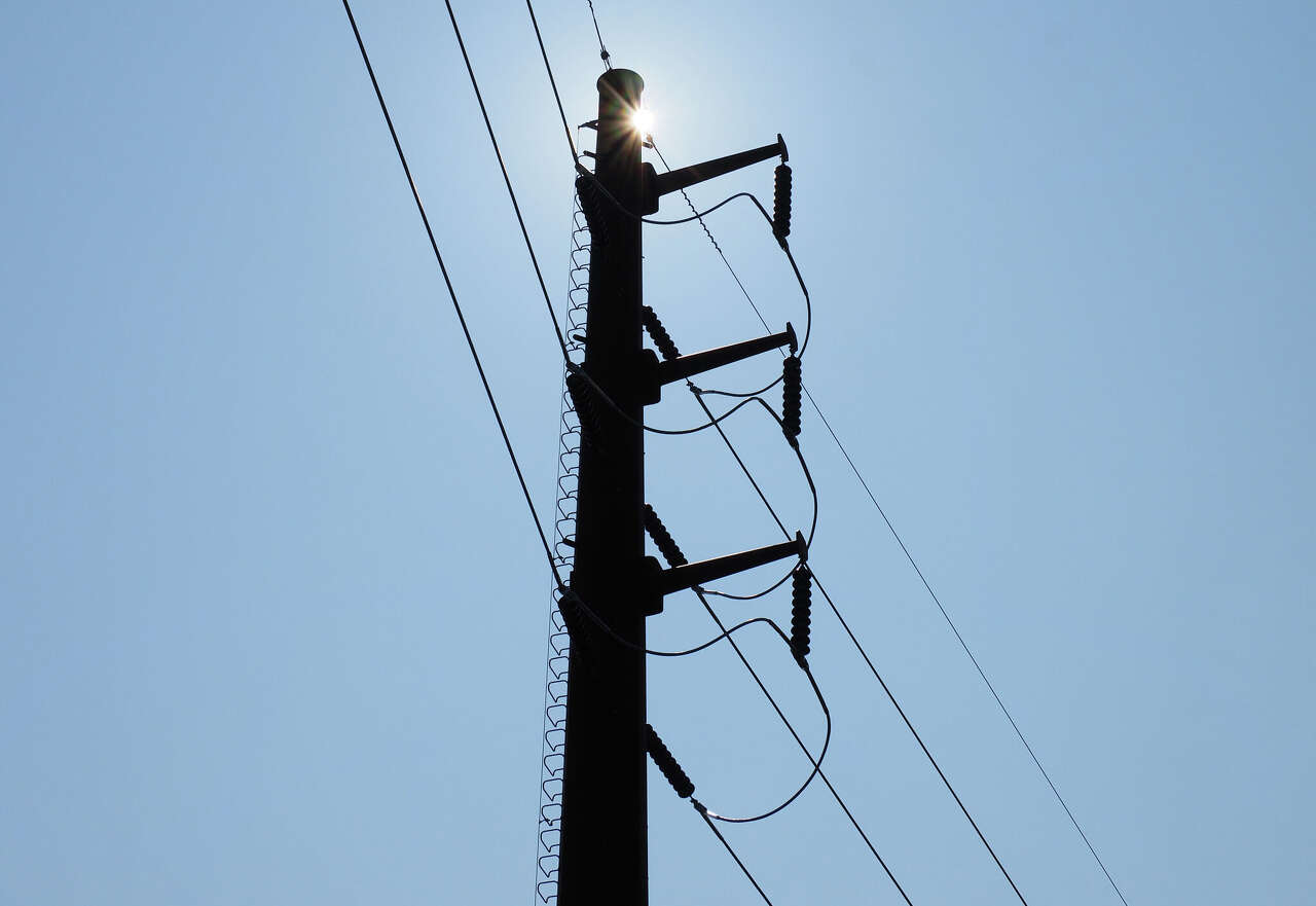 Hundreds of Cheshire power outages reported Monday morning