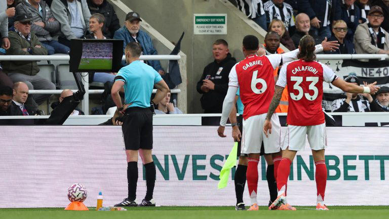 Former top referee rules on these controversial Newcastle v Arsenal ...