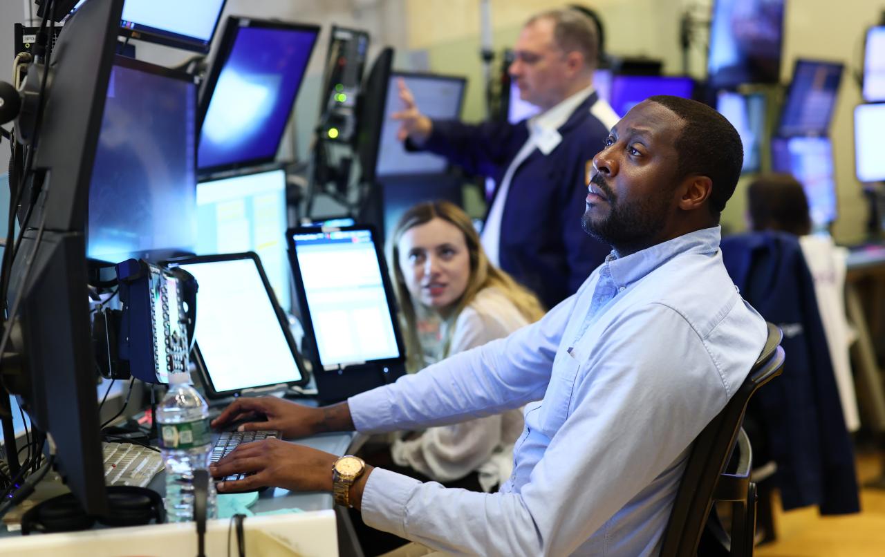 Stocks Rise as Government Shutdown Looms