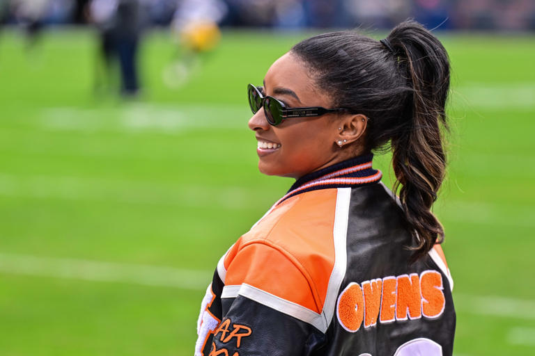 Simone Biles, Jonathan Owens' Wife, Sends 'Special' Message Amid Bears ...