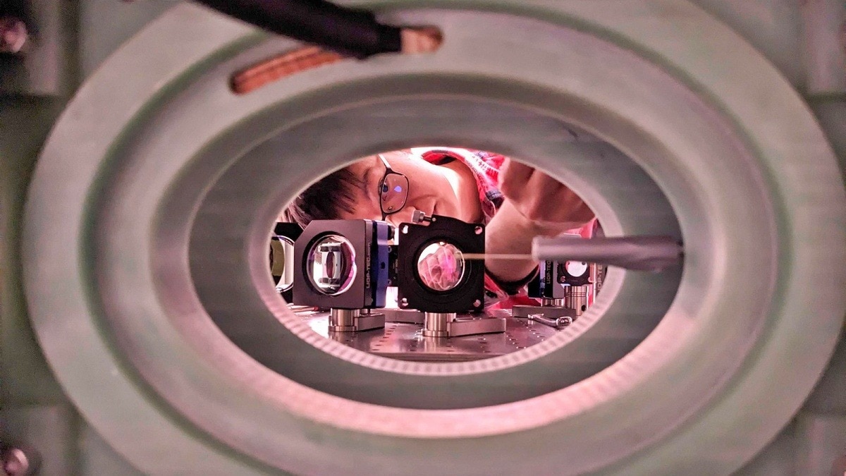 Caltech physicists build record-breaking quantum supercomputer