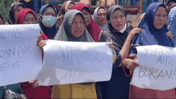 Tiga Bulan Tanpa Air, Emak-Emak di Brebes Geruduk PDAM Tirta Baribis
