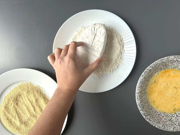 Breaded caprice des dieux cheese with potatoes, the viral recipe cooked ...