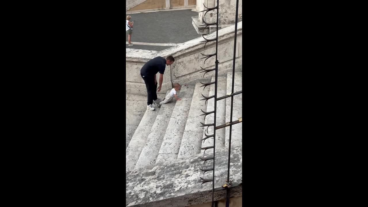 Determined baby crawls up set of landmark steps in Italy