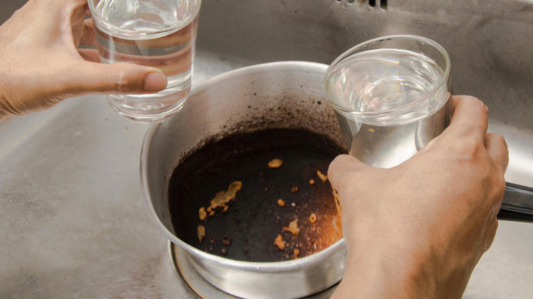 The Easy Vinegar Hack To Clean Burnt Pots And Pans