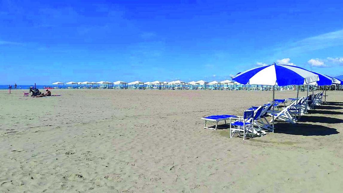 Versilia, a ottobre ombrelloni chiusi nel 70% dei bagni: «Per lavorare ...