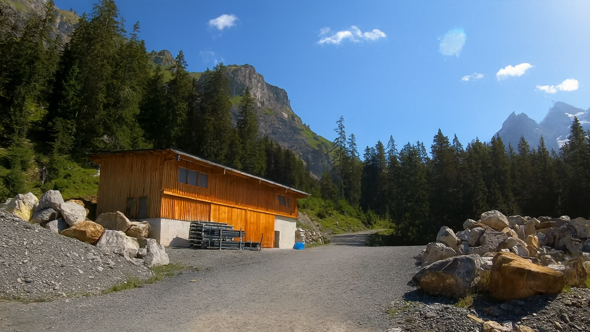 Tour a piedi al Lago Oeschinen nelle Alpi svizzere (4K)