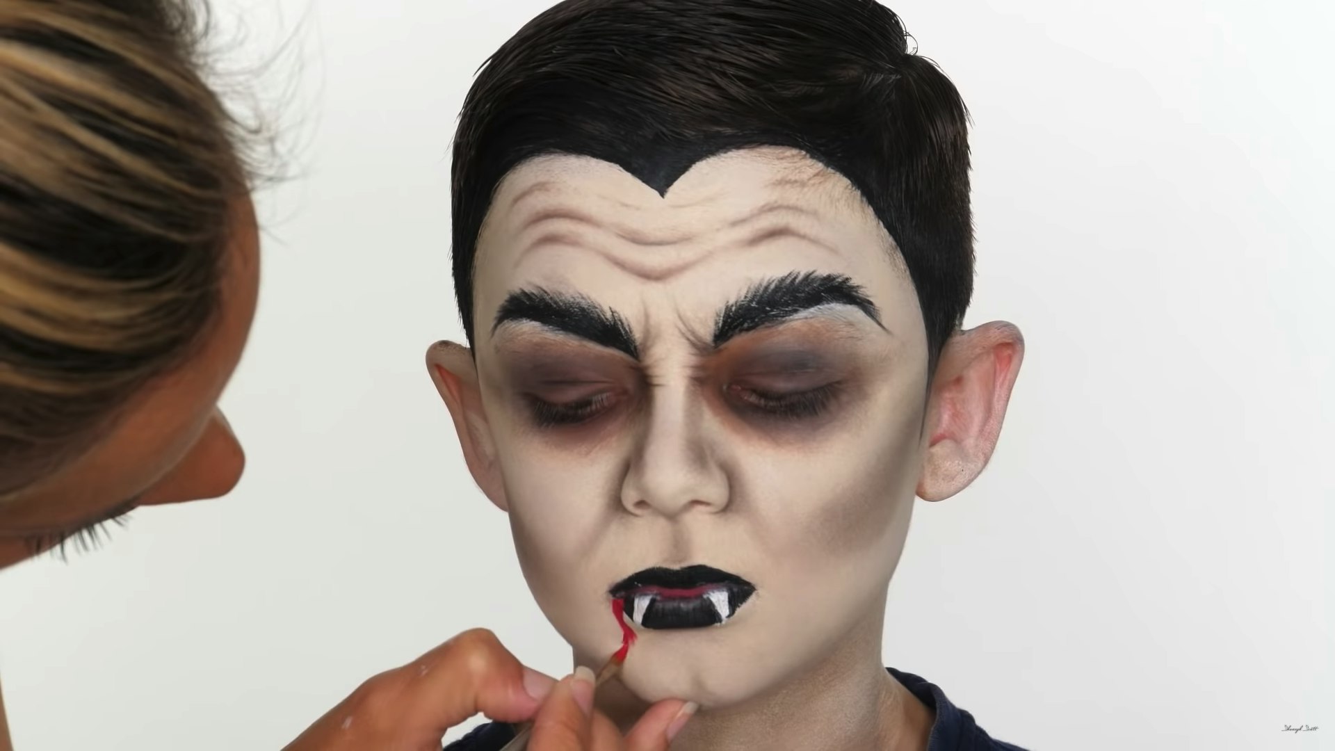 How to create a vampire face paint look in 7 easy steps