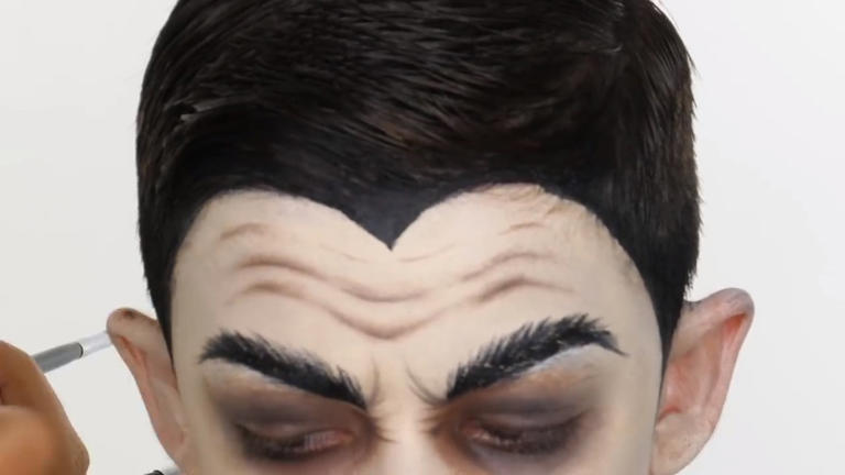 How to create a vampire face paint look in 7 easy steps