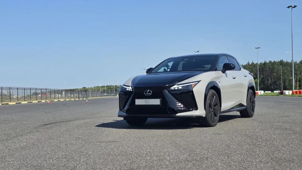 Lexus z wolantem ma już cennik. Zobacz, jak Japończycy wycenili swojego ...