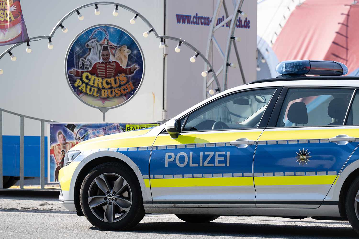 27-Year-Old Trapeze Artist Dies in 'Tragic' Circus Accident After Fall ...