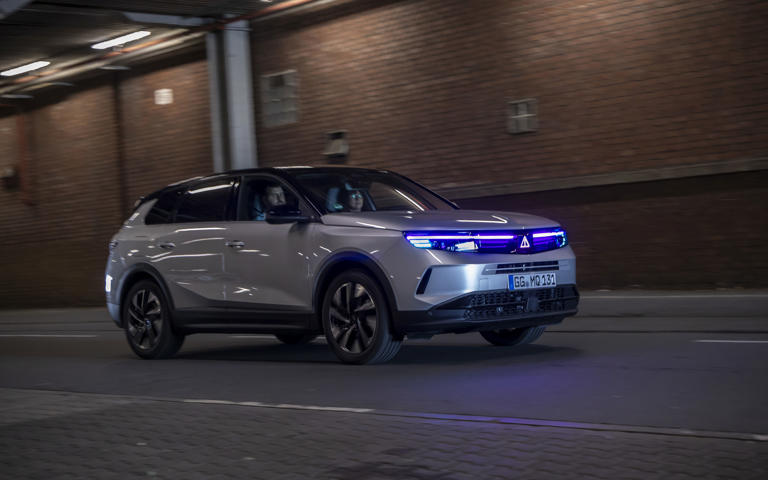 Dit prototype van Opel laat zien hoe auto’s in de toekomst met mensen ...