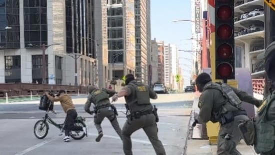 ICE mocked as video of food delivery rider escaping agents goes viral ...