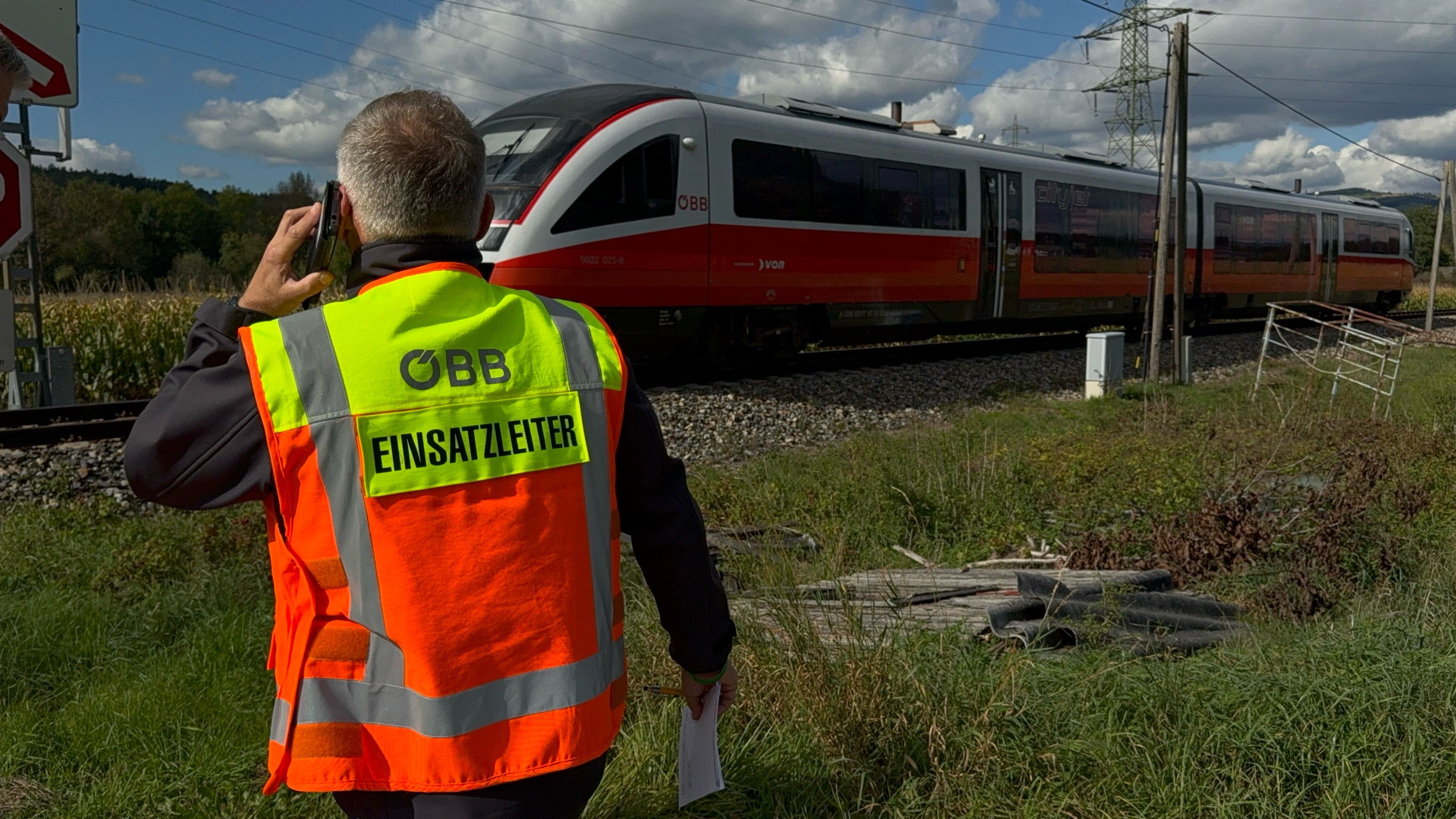 Pkw gegen Zug – schwerer Unfall in NÖ
