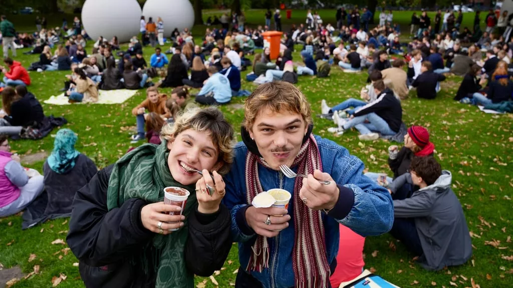Vom Meme zum Großevent: Warum essen alle Pudding mit Gabeln?