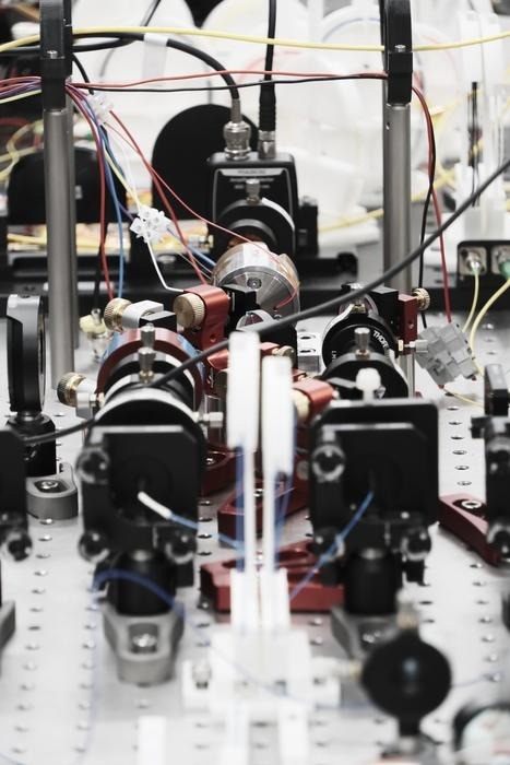 Entangled Light to Comprehend Complex Quantum Systems