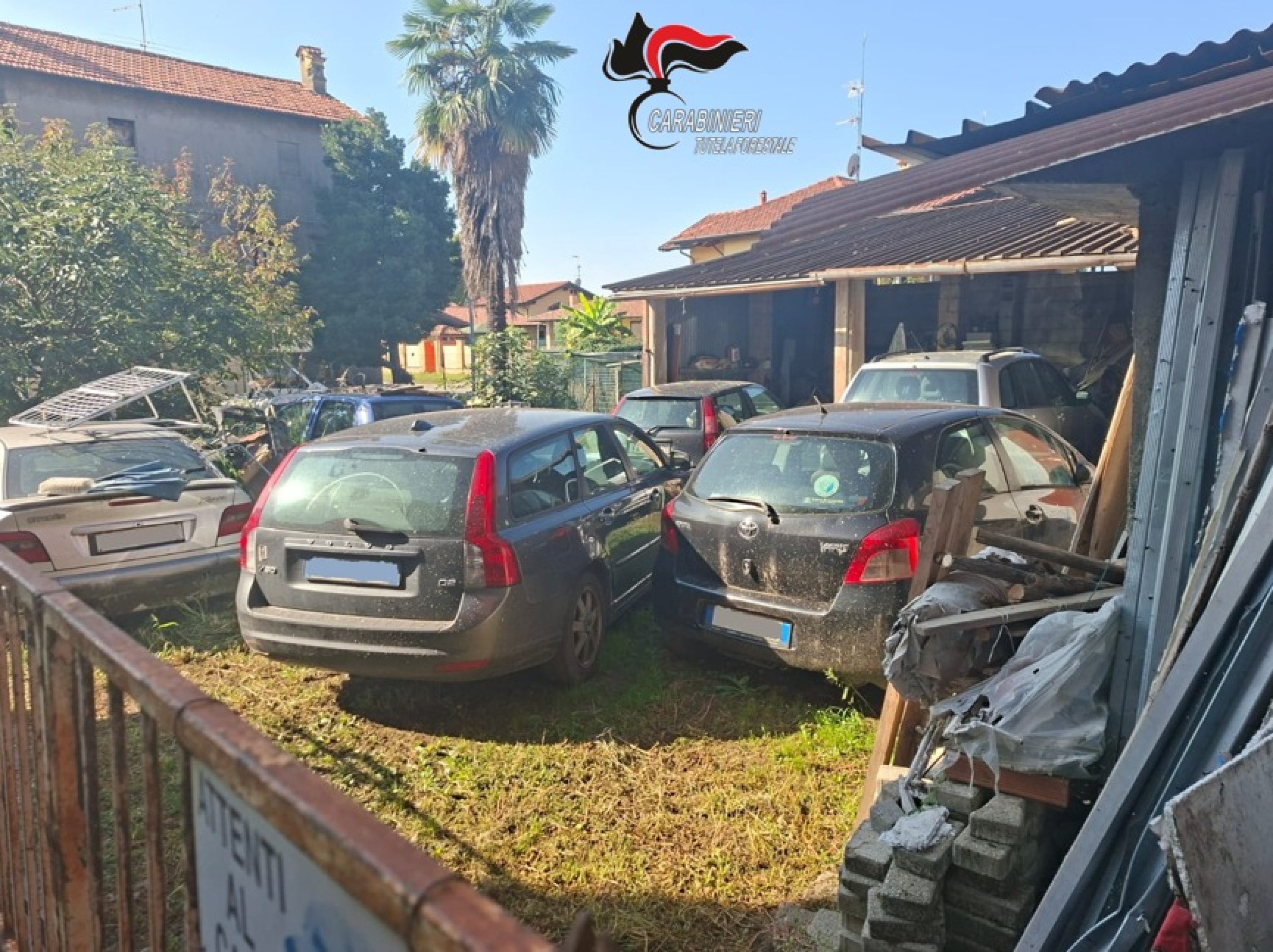 Oleggio, trasforma giardino di casa in discarica di auto